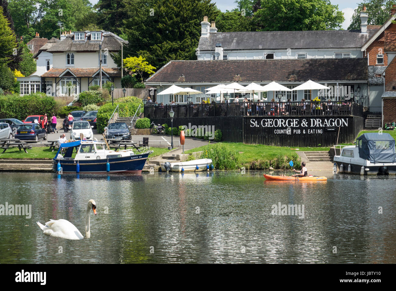 England, Berkshire, Wargrave, River Thames & St.George & Dragon pub ...