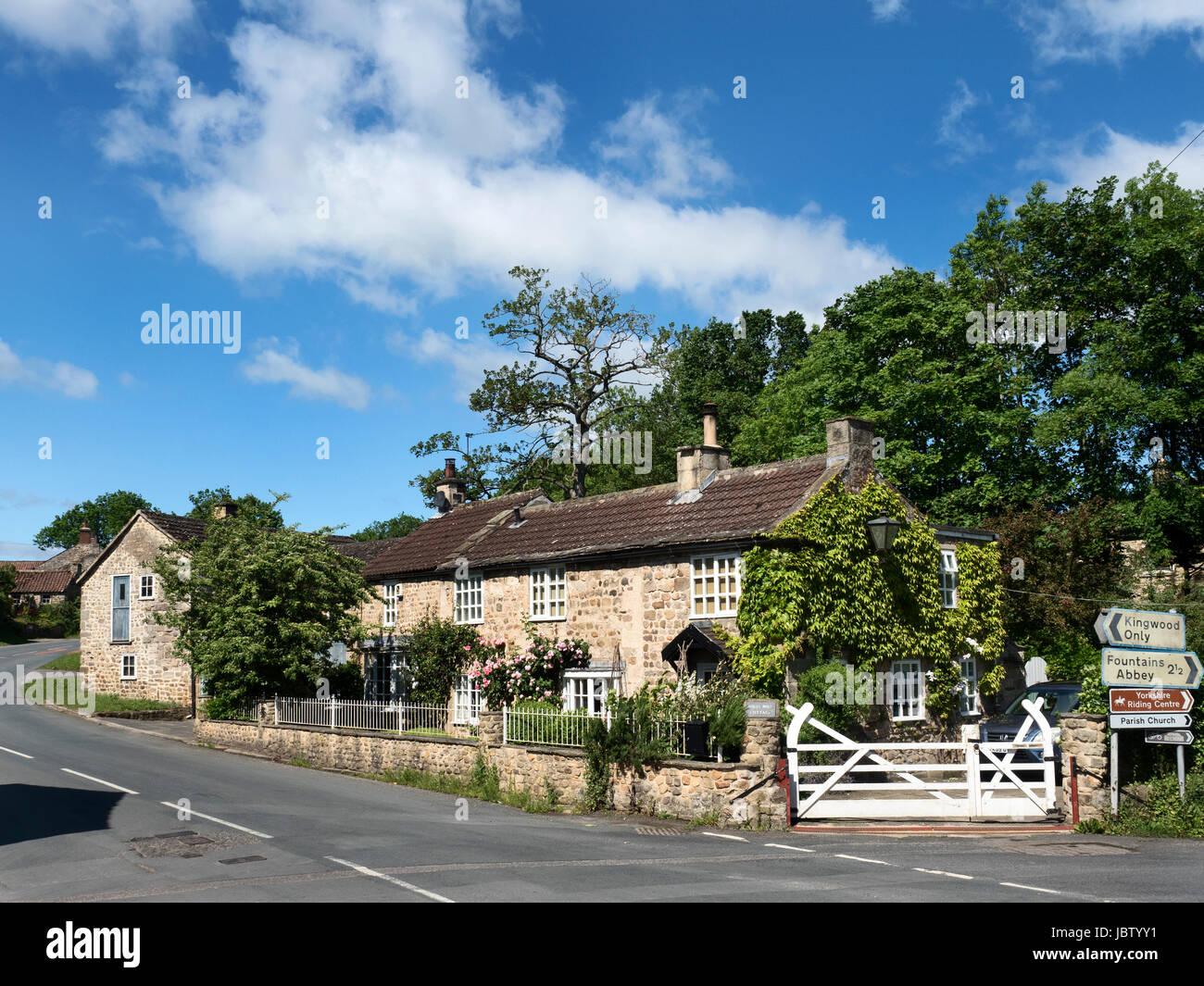 Old stone cottages hi-res stock photography and images - Alamy