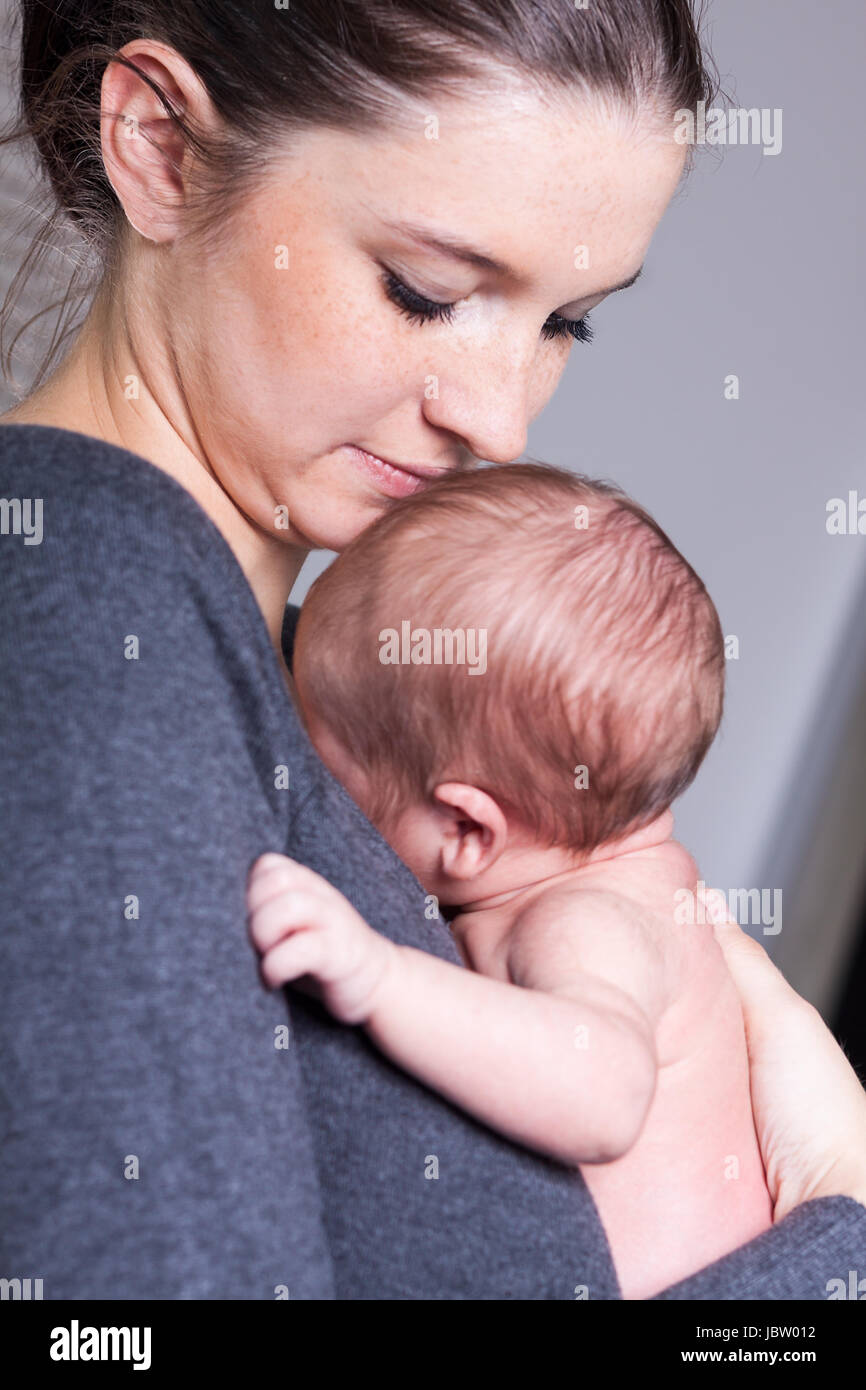 Mutter hält kind hi-res stock photography and images - Alamy