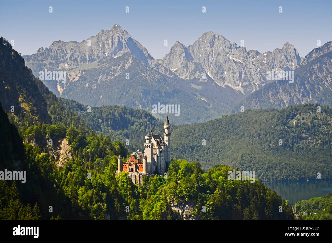 Schloss Neuschwanstein vor Tiroler Berge Stock Photo - Alamy