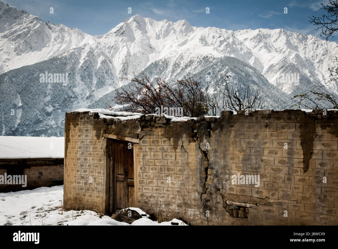 Broken stone walls hi-res stock photography and images - Alamy