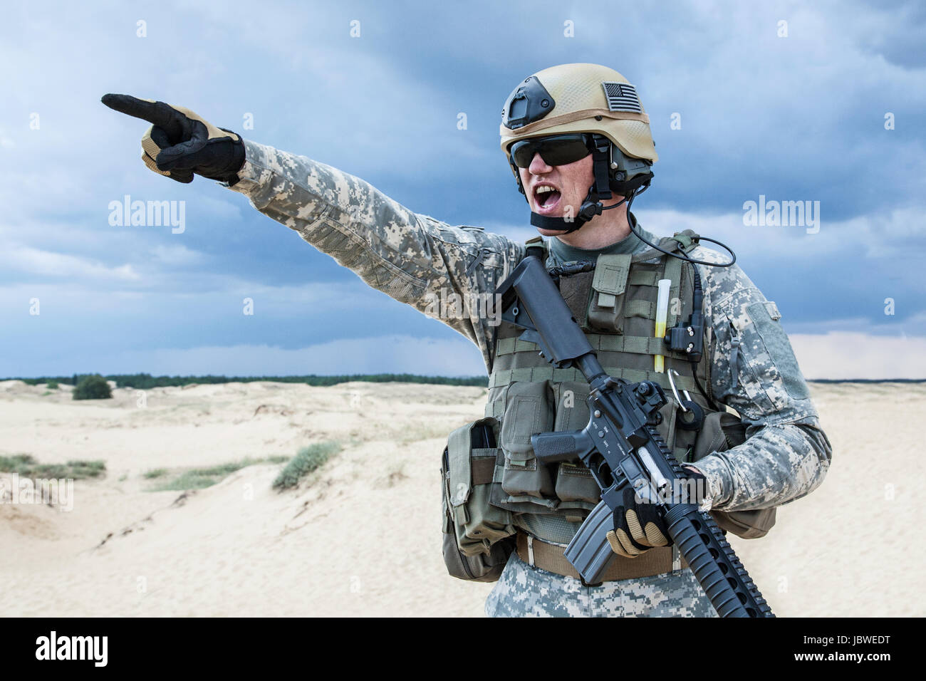US soldier in the desert during the military operation Stock Photo - Alamy