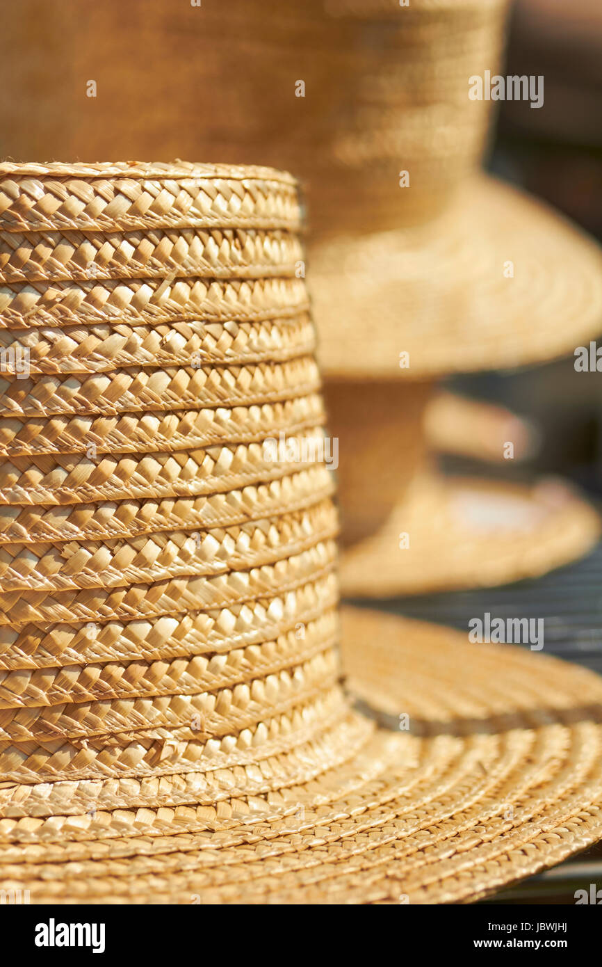 Amish straw hats hi-res stock photography and images - Alamy