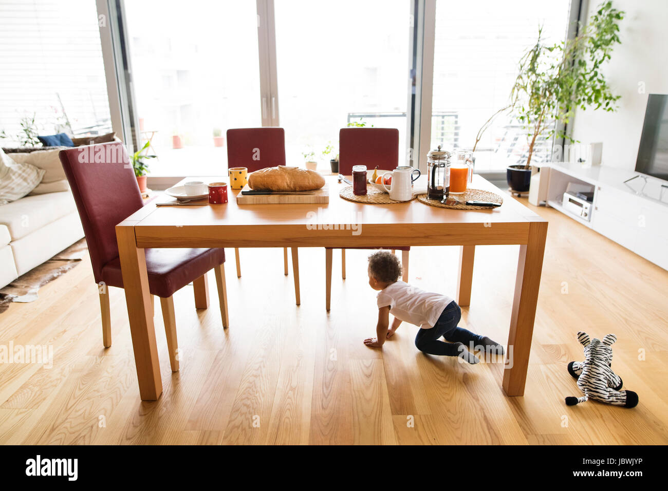 Girl under table hi-res stock photography and images - Alamy