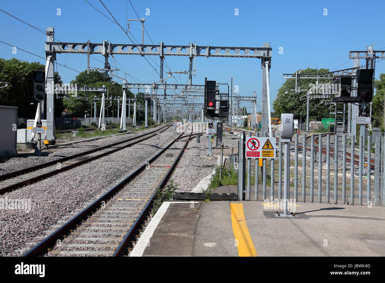 Looking towards signal T579 on the up relief line at Maidenhead station ...