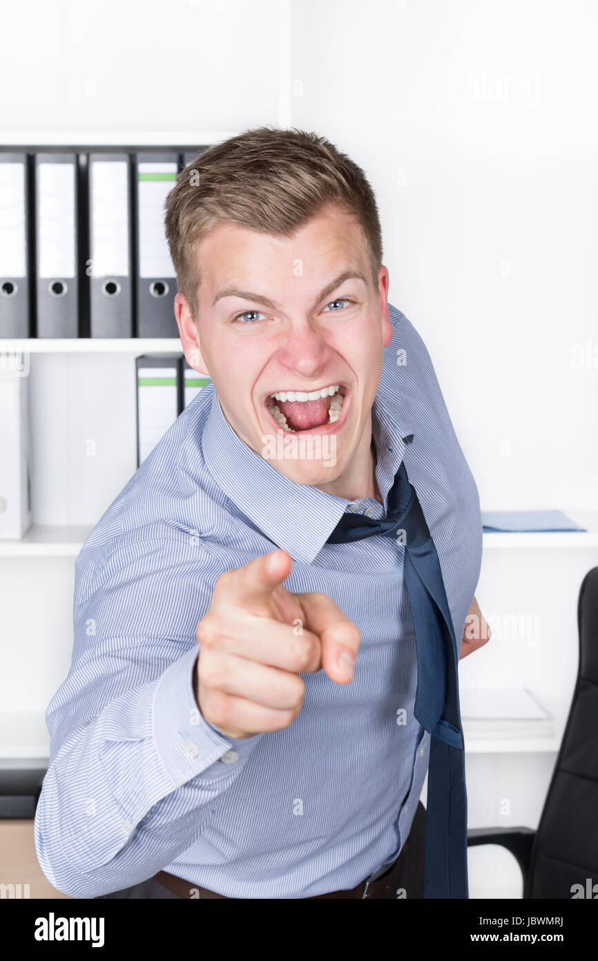 Mann zeigt eine kamera hi-res stock photography and images - Alamy