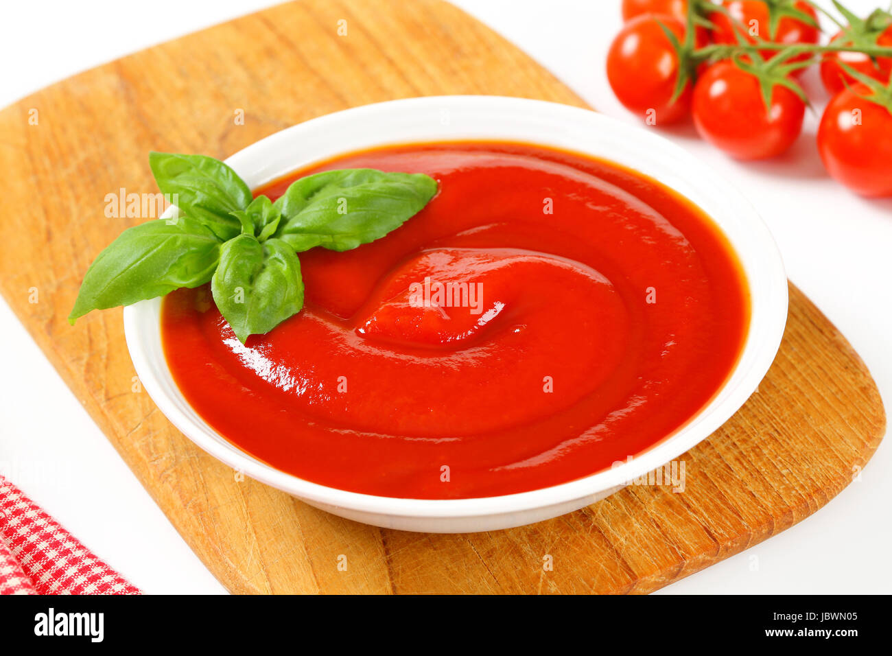 Bowl of smooth tomato passata Stock Photo - Alamy