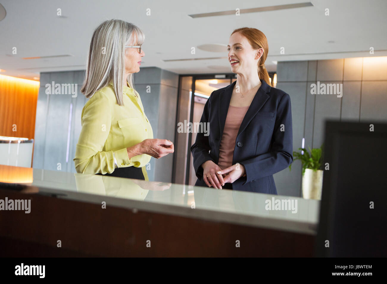 Office reception desk hi-res stock photography and images - Alamy