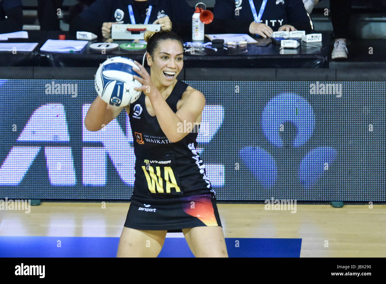 Netball pass hi-res stock photography and images - Alamy