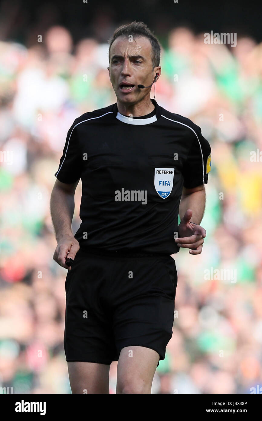 Referee David Fernandez Borbalan Stock Photo - Alamy