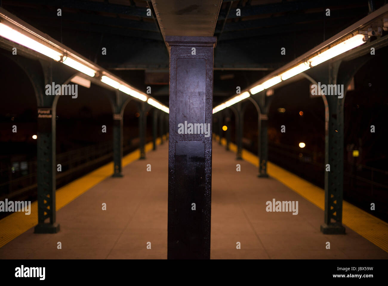 Subway platform new york hi-res stock photography and images - Alamy