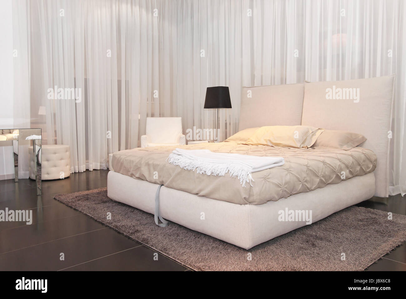 Big bed with in white bedroom Stock Photo - Alamy