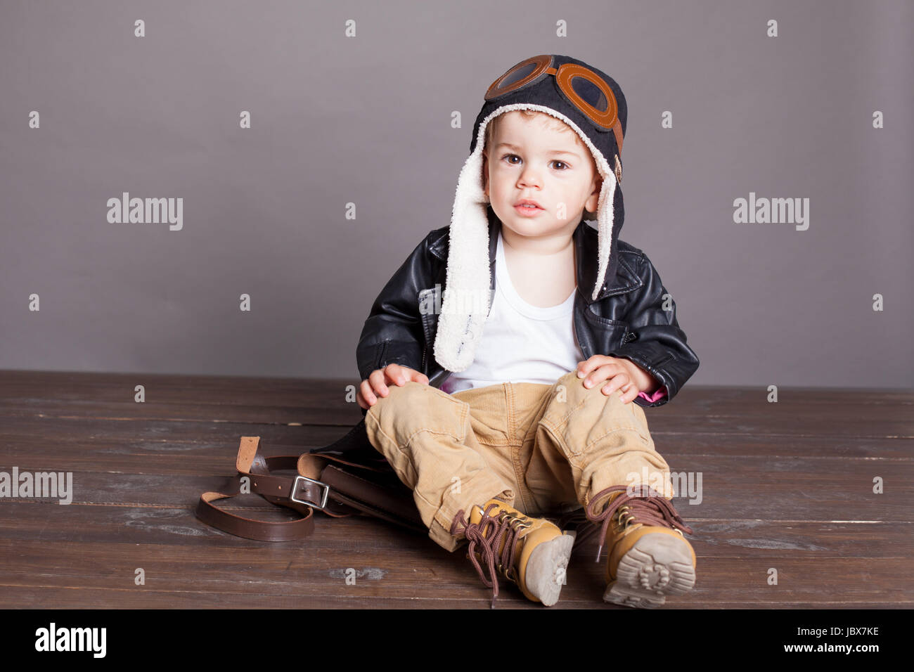 little boy pilot plays in airplanes 1 2 Stock Photo - Alamy