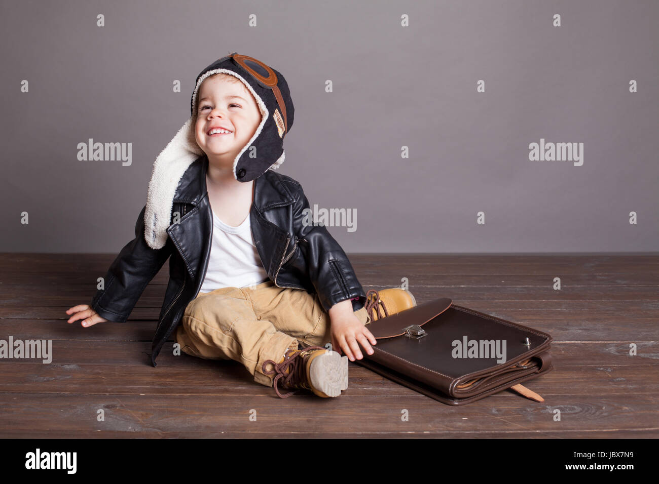 little boy pilot plays in airplanes 1 2 Stock Photo - Alamy