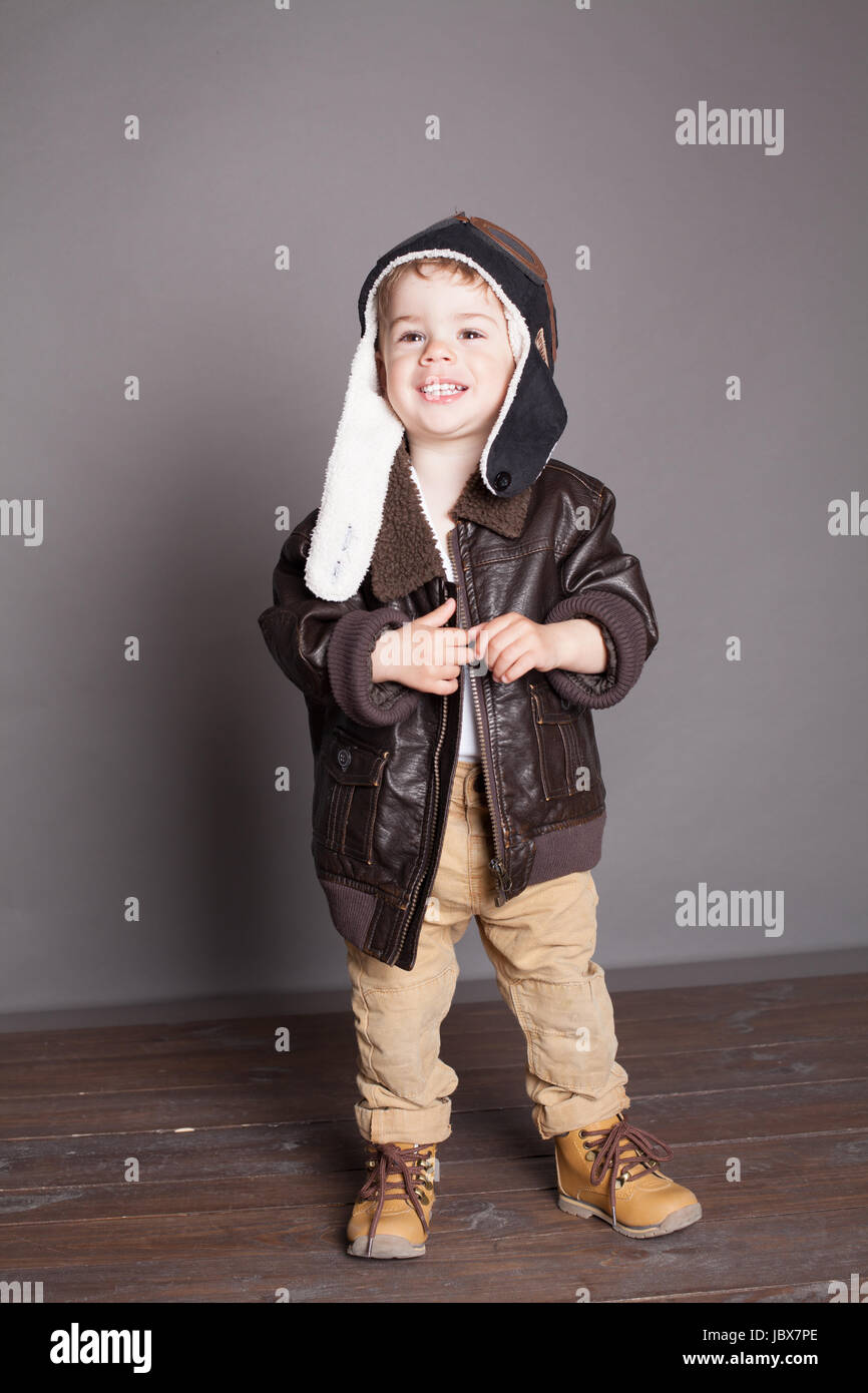 little boy pilot plays in airplanes 1 2 Stock Photo - Alamy