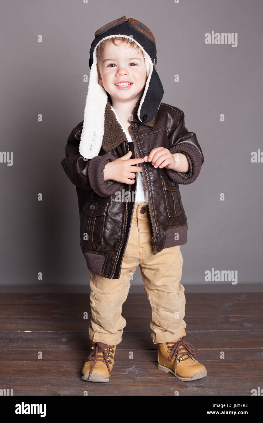 little boy pilot plays in airplanes 1 2 Stock Photo - Alamy