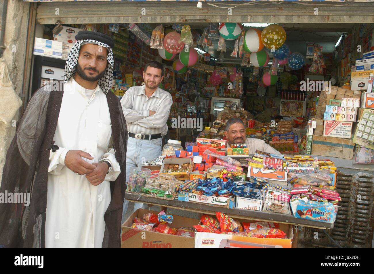 Iraq, a shop in the commercial area of Nassiriya city Stock Photo - Alamy