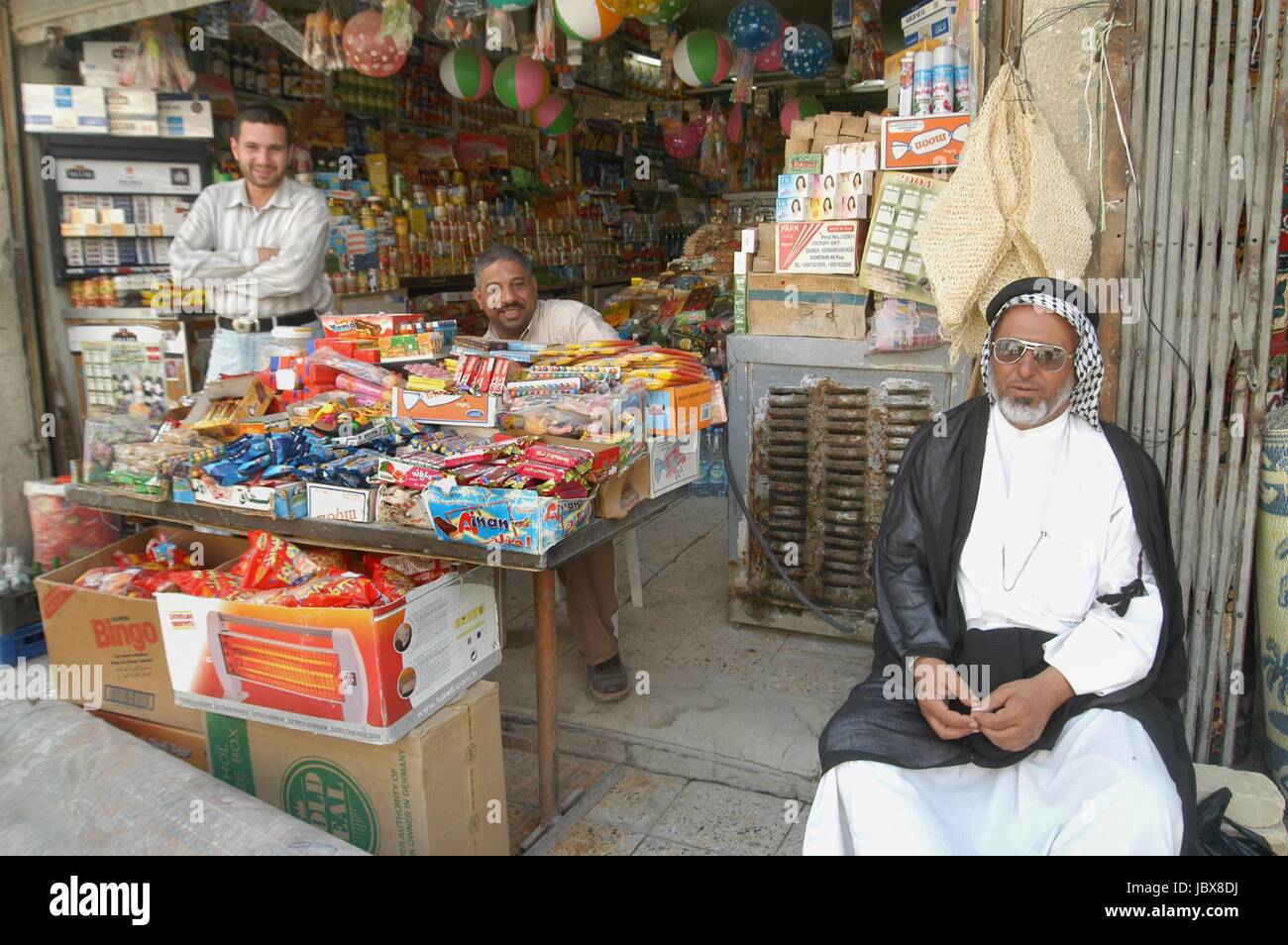 Iraq, a shop in the commercial area of Nassiriya city Stock Photo - Alamy