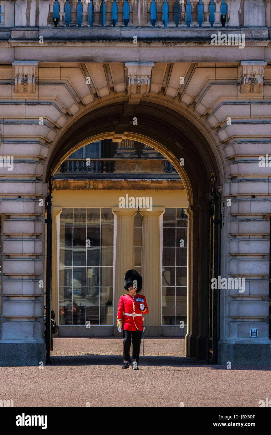 Soldier passes through arch hi-res stock photography and images - Alamy