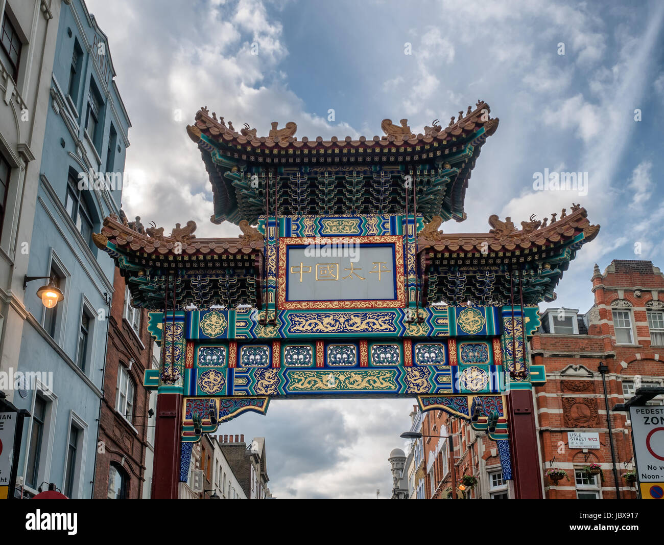 Chinatown chinese england london soho gate hi-res stock photography and images - Alamy