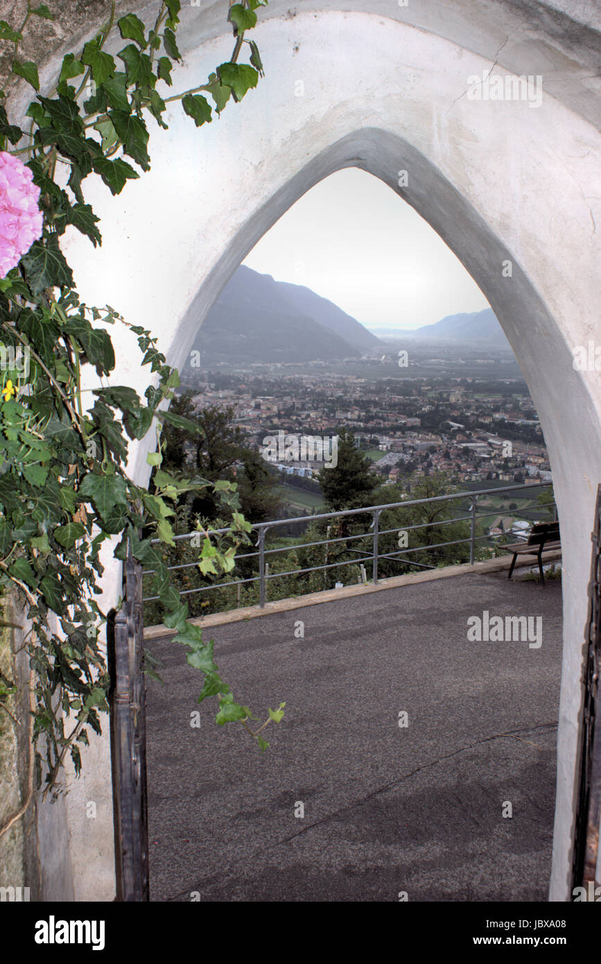 looking through an archway Stock Photo - Alamy
