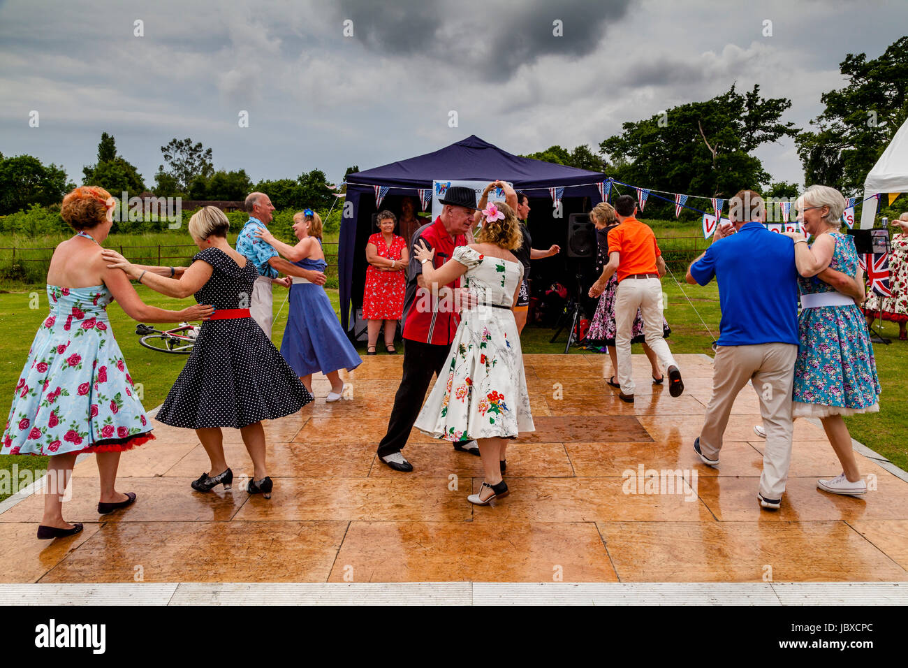 Traditional english old time dance hi-res stock photography and images ...