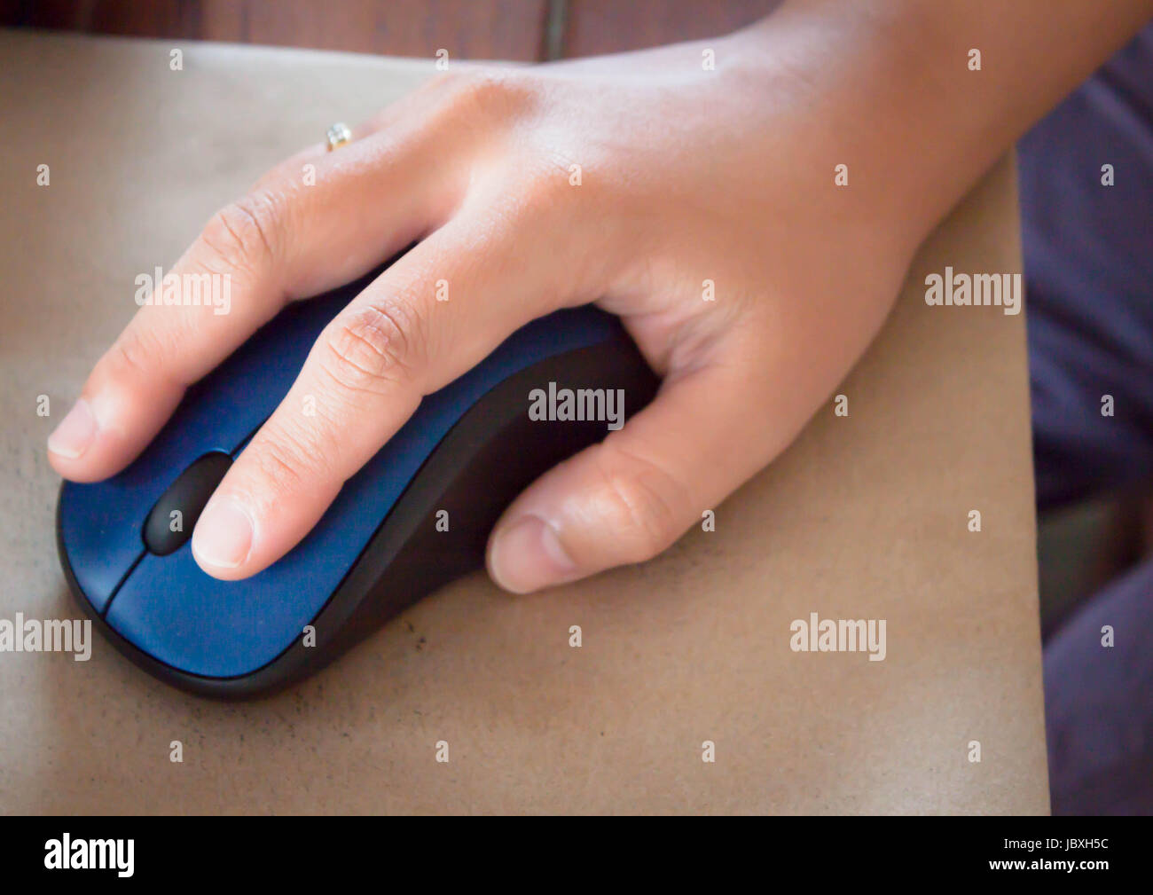 Asian hand hold on controlling computer wireless mouse Stock Photo - Alamy
