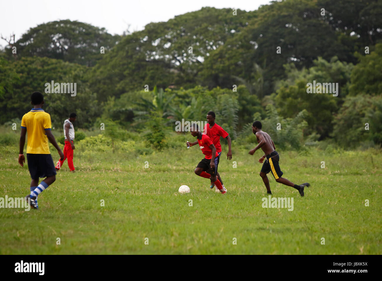 African football match burkina faso hi-res stock photography and images ...