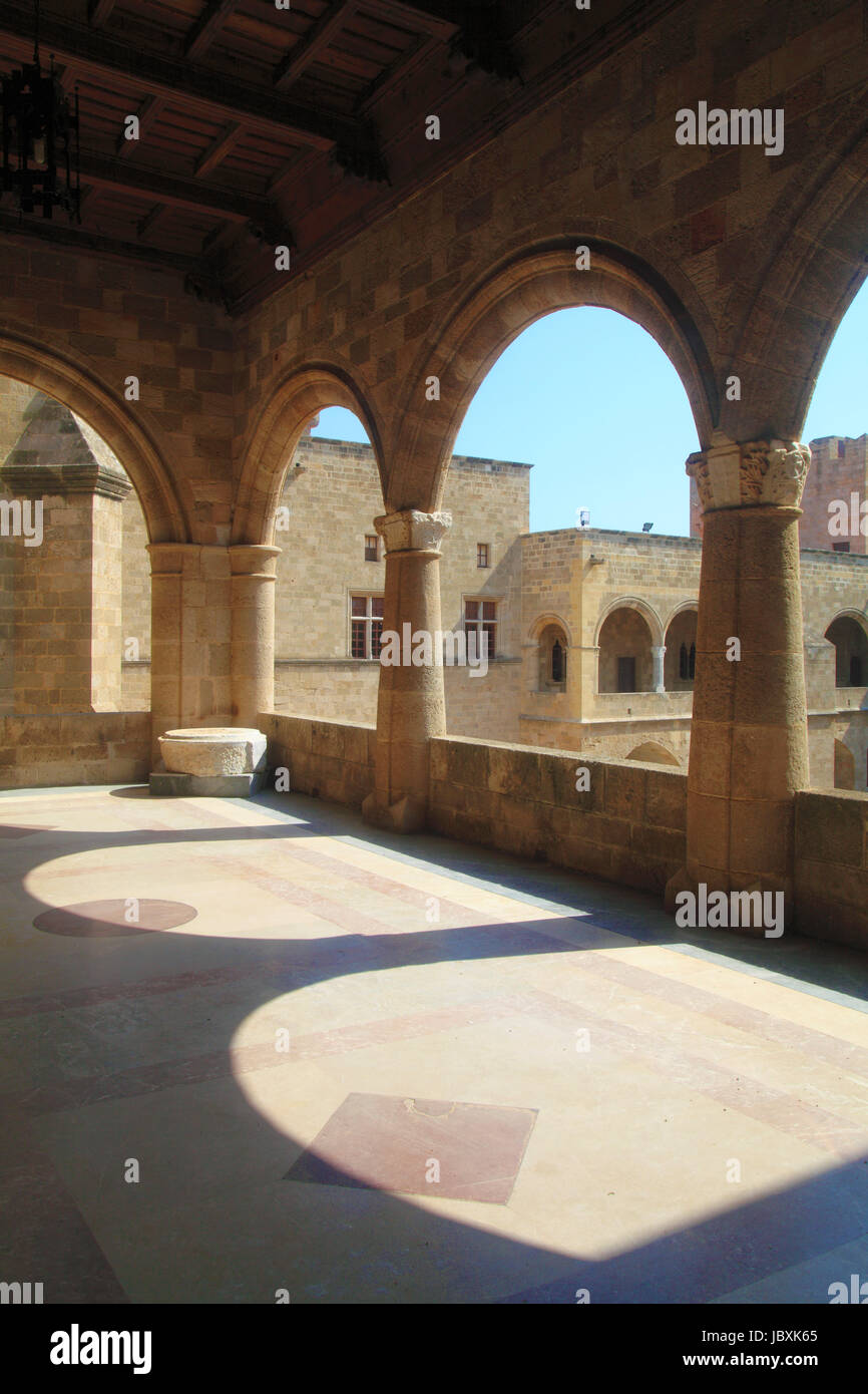 Greece courtyard hi-res stock photography and images - Alamy