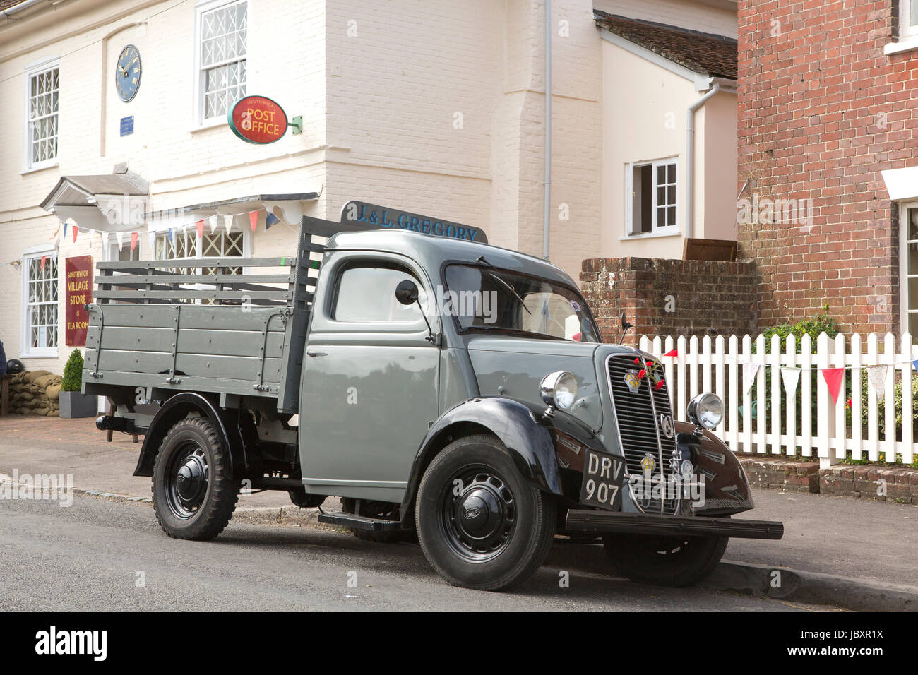 Vintage delivery truck hi-res stock photography and images - Alamy