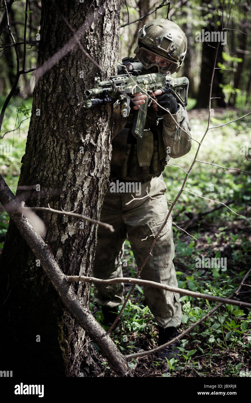 Military soldier behind automatic weapon hi-res stock photography and ...