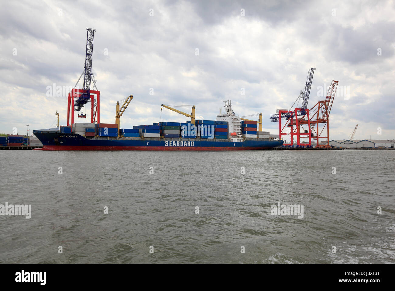 New york port container ship hi-res stock photography and images - Alamy