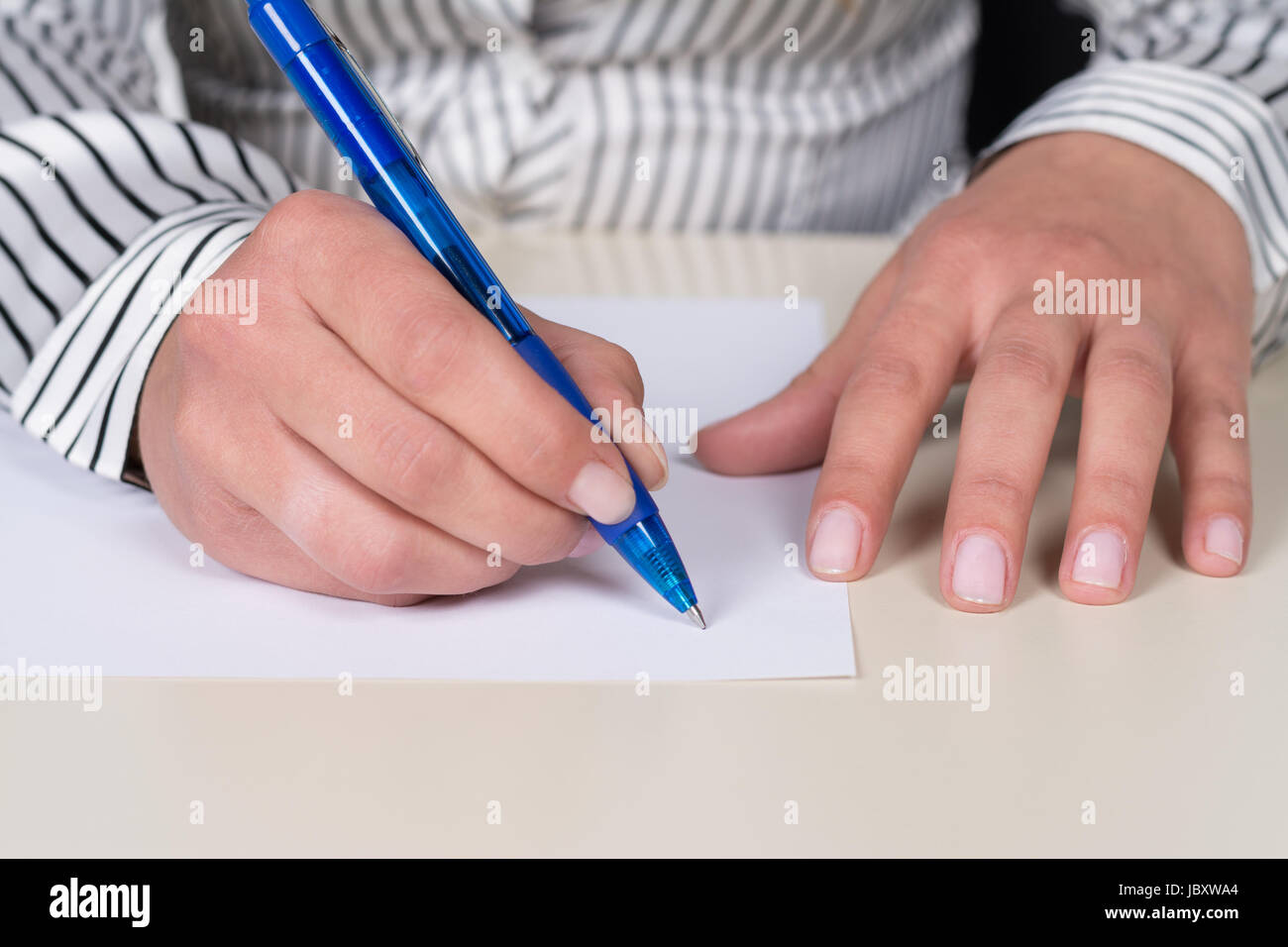 Mit einem stift auf papier schreiben hi-res stock photography and ...