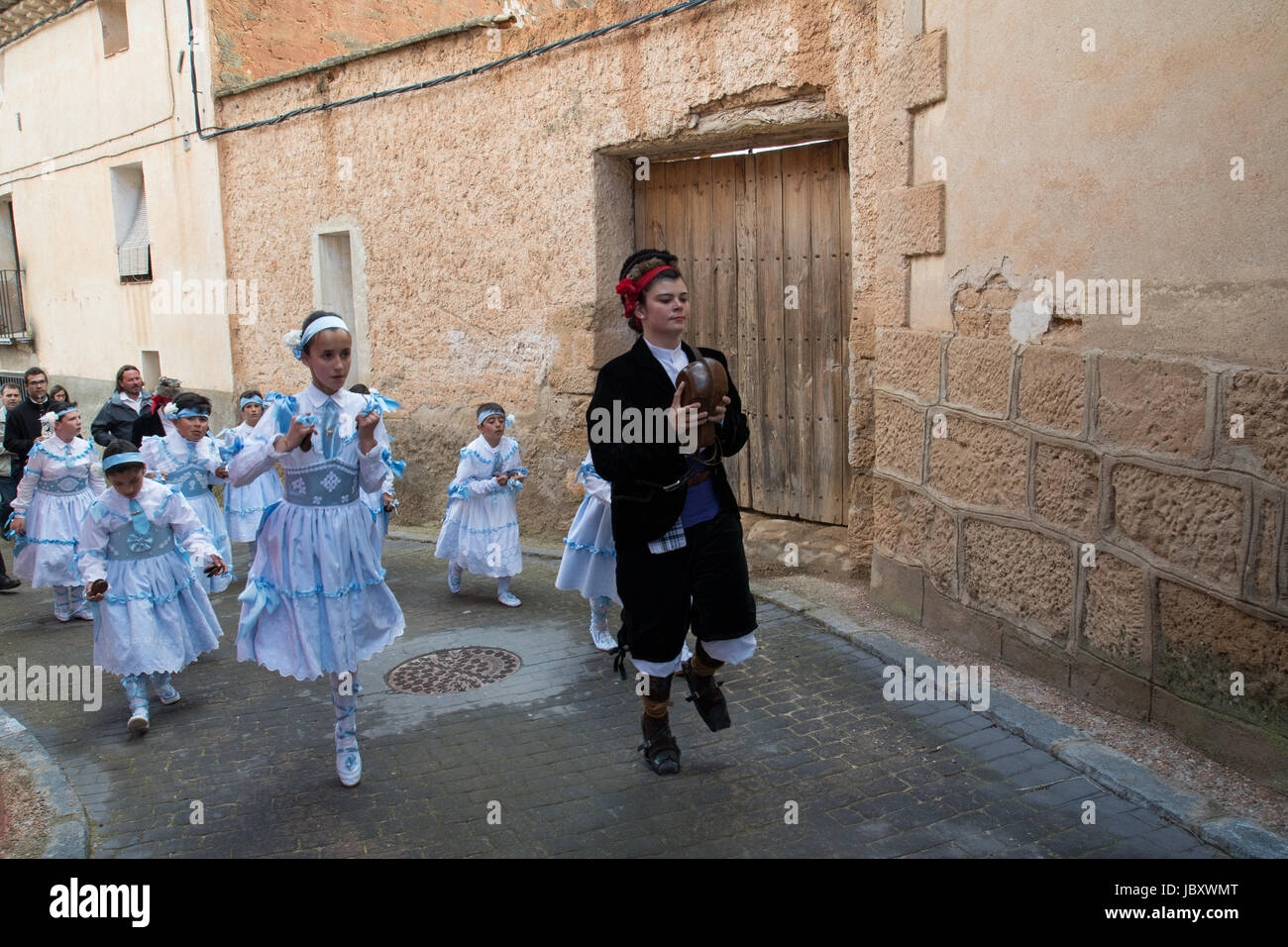 Cetina, Spain. 18th May, 2017. The 'danzantes' lead by the 'Mayoral ...