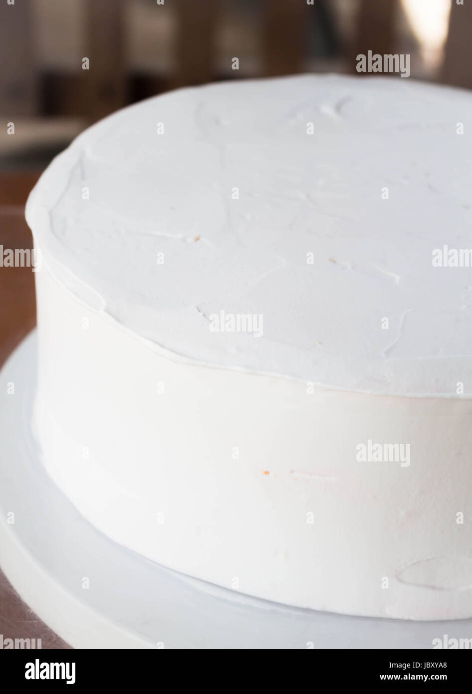 White cake base decorate with whipped cream Stock Photo - Alamy