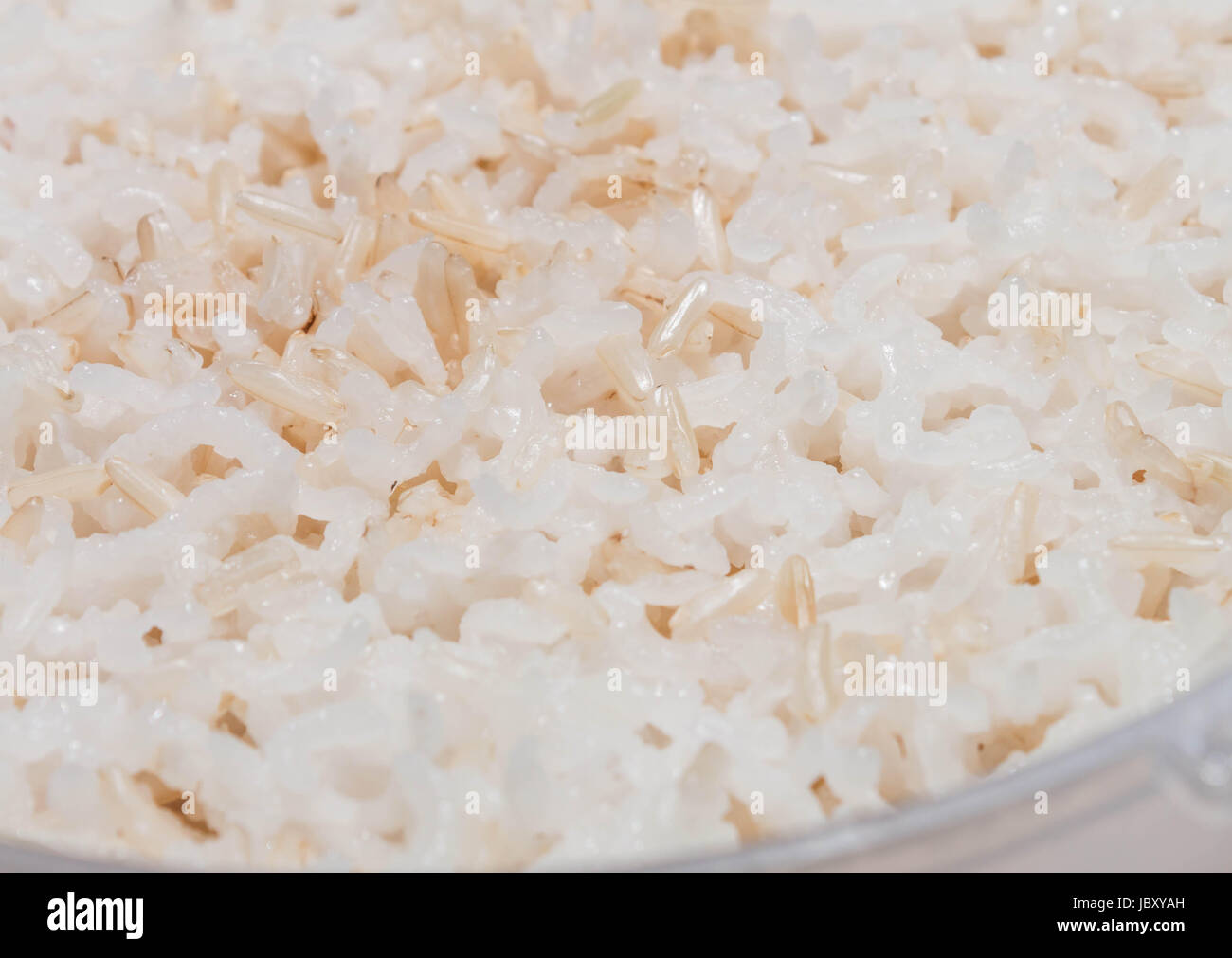 Close up grain of cooked mix white and brown rice Stock Photo - Alamy