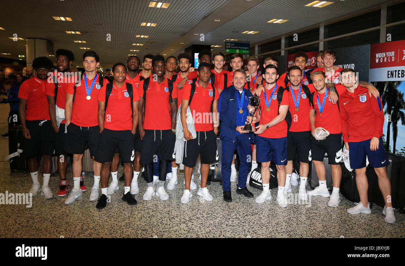 The England U20's squad and manager Paul Simpson pose with the World ...
