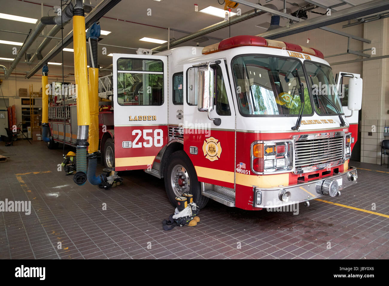 Philadelphia fire department ladder 258 fire truck batalion 4 fire ...