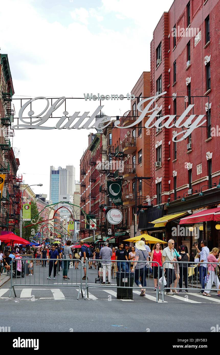 The Little Italy neighborhood in lower Manhattan near Mulberry Street ...