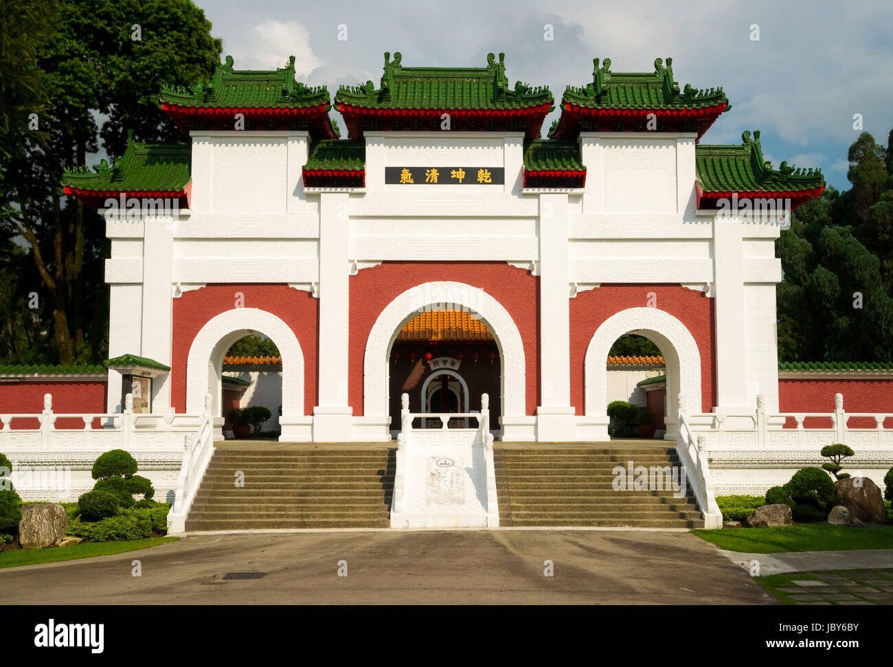The main gate to the Chinese Garden in Singapore Stock Photo - Alamy