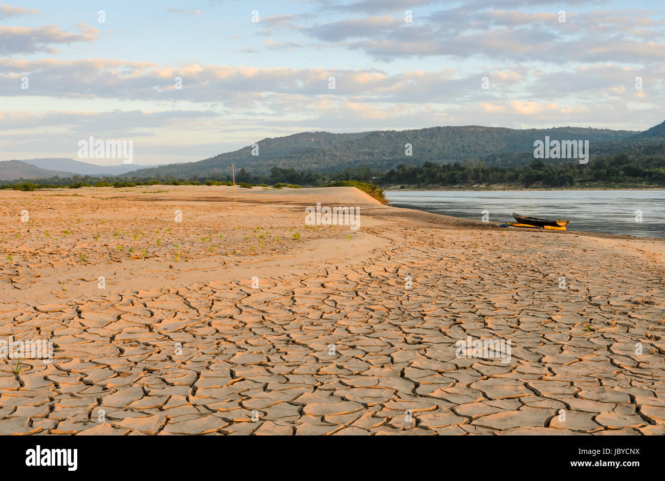 Dry mud texture dried riverbed hi-res stock photography and images - Alamy