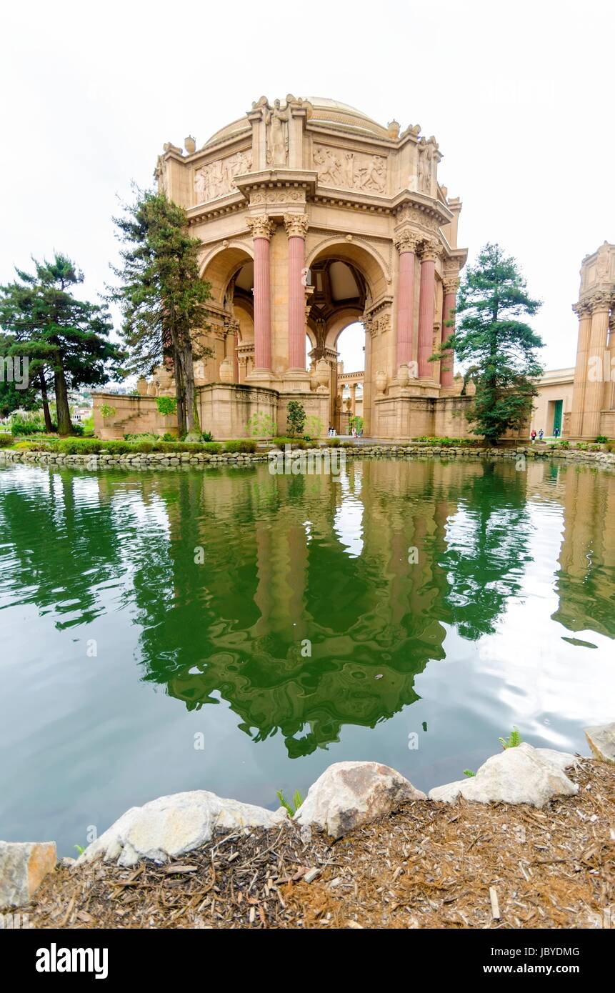 A view of the dome rotunda of the Palace of Fine Arts in San Francisco ...
