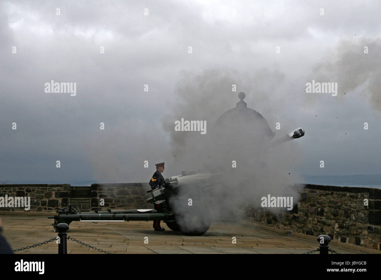 Gun goes off at Edinburgh castle Stock Photo - Alamy