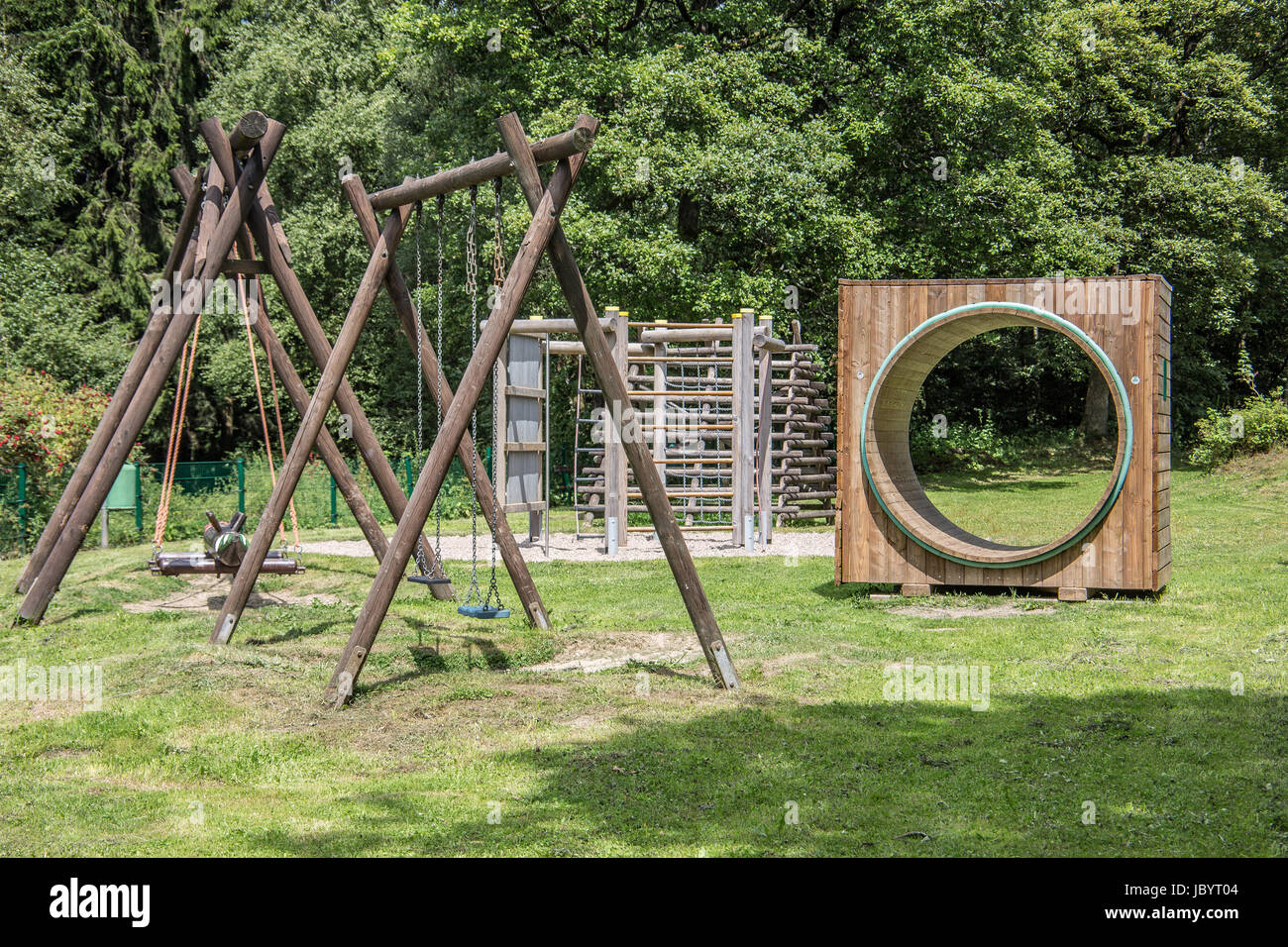 Kinderspielplatz mit Schaukeln und Wippe Stock Photo - Alamy