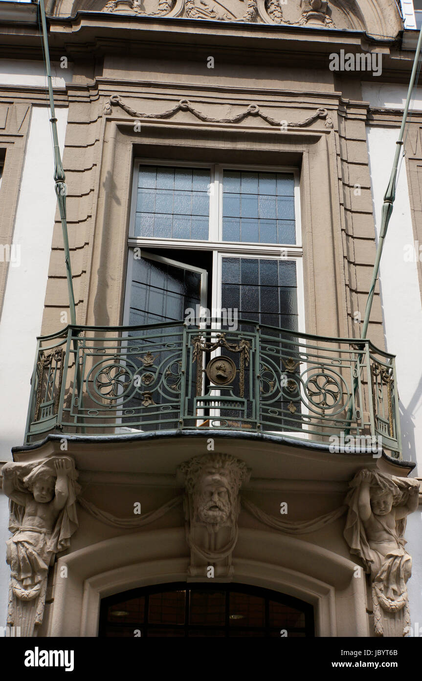 Fenster mit Balkon an einem Jugendstil-Haus, Köln, Nordrhein-Westfalen ...