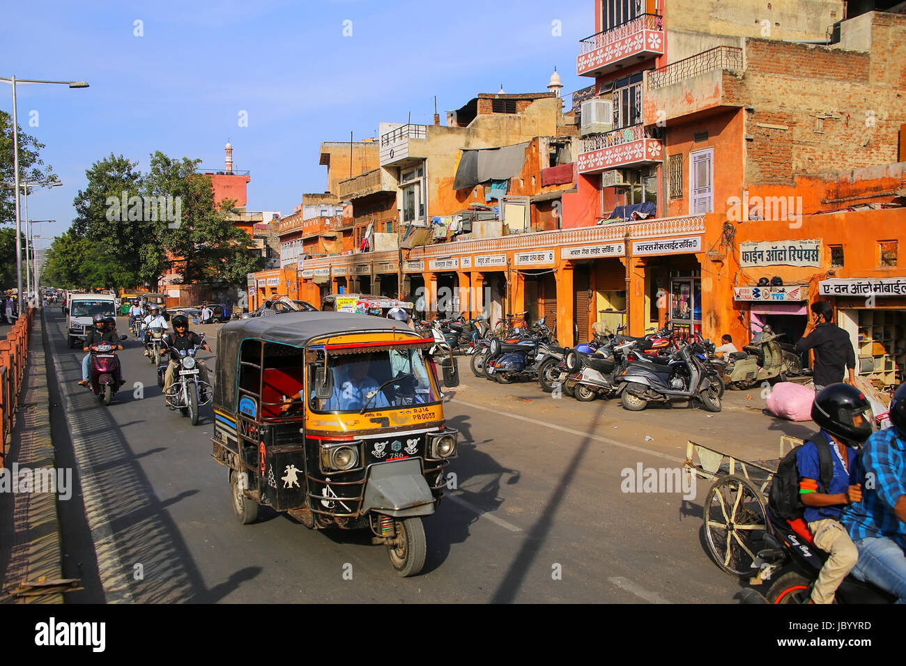 Road with traffic in the walled city of Jaipur, Rajasthan, India ...