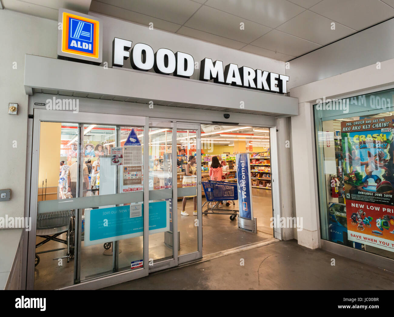 The Aldi Food Market in the East River Plaza shopping complex in East ...