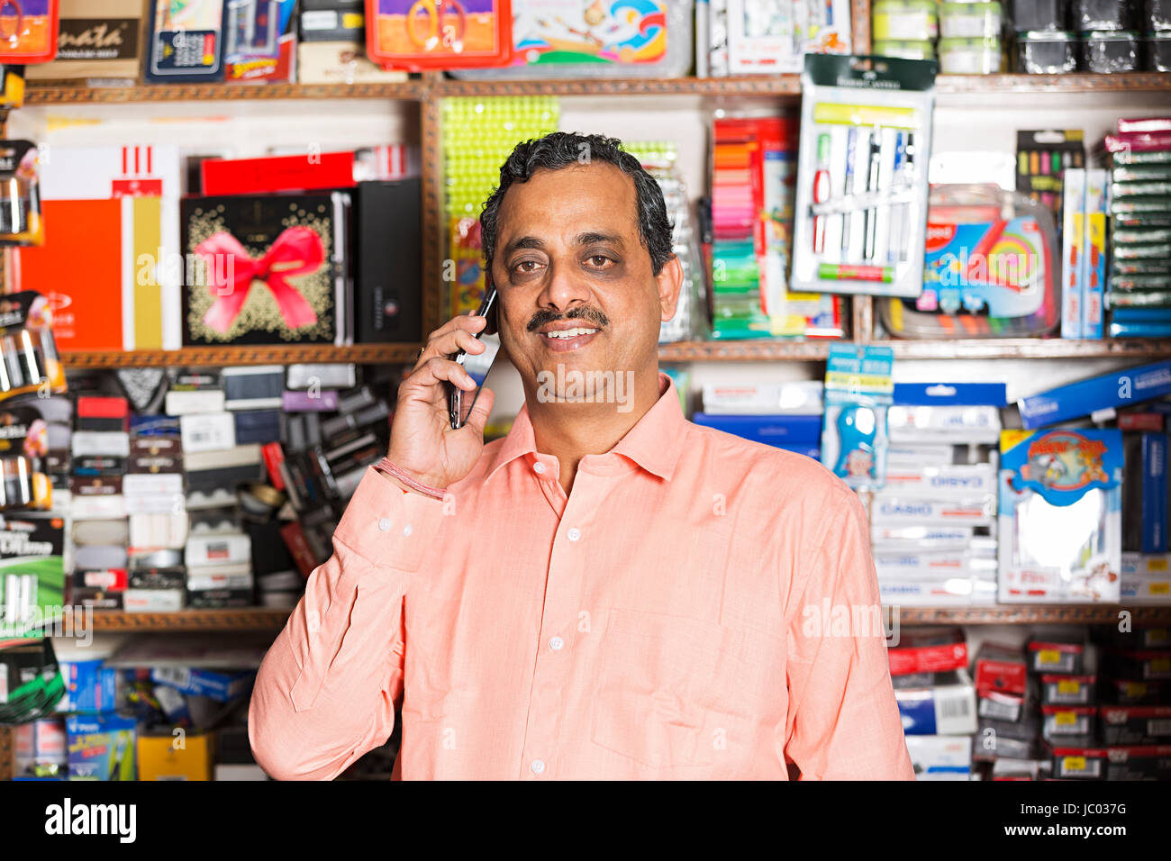 Person selling cell mobile hi-res stock photography and images - Alamy