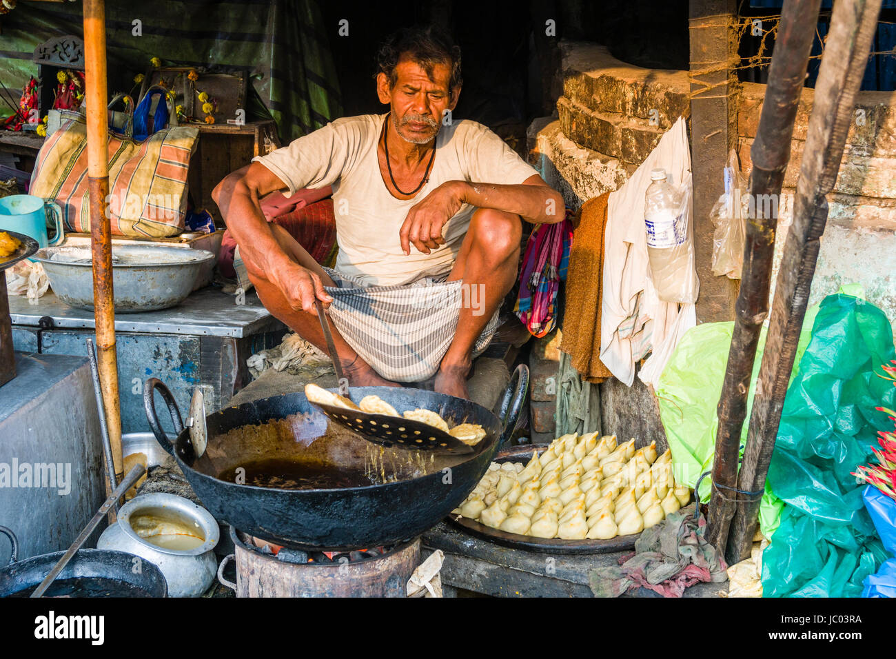 Samosa cooking hi-res stock photography and images - Alamy