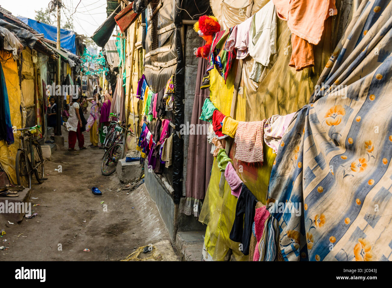 Laundry is put to dry between slum dwellings in Topsia slum Stock Photo ...